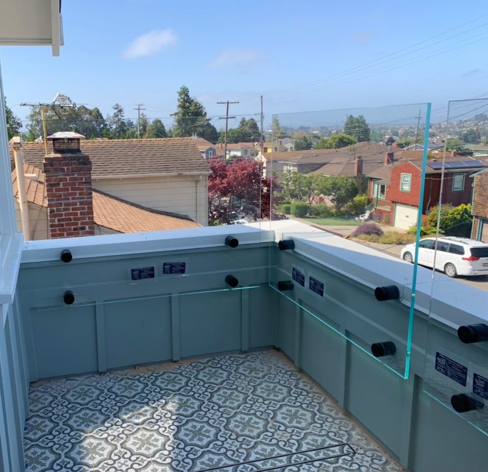 Starphire Glass windscreen mounted with matte black stand-offs