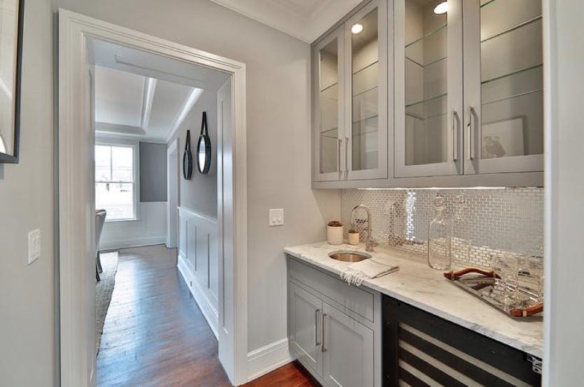 Mirrored Backsplash Inspiration [August 2023] - Our Guide to the ...